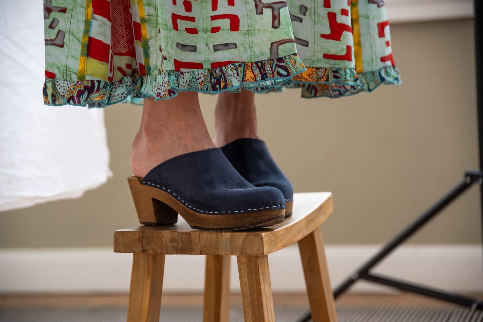 LYCKA Holz Clogs flach mit Riemchen sand beige suede - me and my clogs